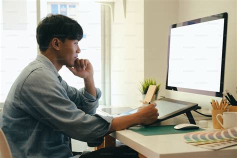 웹 디자이너 Ux Ui 디자이너는 모바일 애플리케이션 사용자 인터페이스를 디자인합니다 창의적인 계획 응용 프로그램 개발