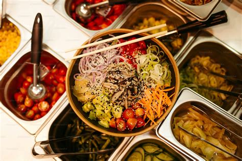 다양한 종류의 음식으로 가득 찬 그릇 사진 Unsplash의 샐러드 이미지