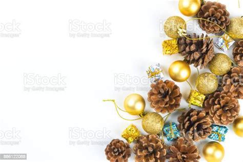 소나무 콘 빨간 리본 선물 상자 크리스마스 또는 새 해 배경 크리스마스 장식 및 전나무 가지 플랫의 황금 공이 하다 백색에 인사말 텍스트에 대 한 빈 공간 0명에 대한 스톡