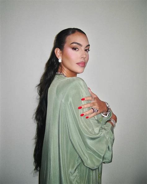 جورجينا رودريغيز تمارس الرياضة بإطلالة جريئة بالشورت القصير مجلة عالية