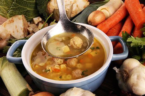 골수 만두와 당근국물 냄비에 다양한 신선한 야채 양파 다채로운 신선한 맑은 봄 수프 농촌 부엌 풍경 부용 고기에 대한 스톡 사진 및 기타 이미지 Istock