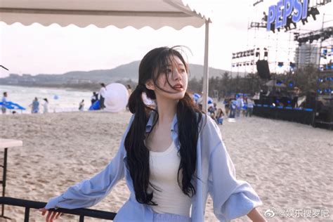 赵露思三亚花絮照 双马尾太元气啦阳光下的露思好美 财经头条