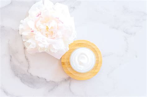 분홍색 모란 꽃이있는 흰색 서리가 내린 유리 항아리 대리석 배경에 스킨 케어 개념 얼굴 바디 케어를 위한 천연 화장품 컨셉 0명에 대한 스톡 사진 및 기타 이미지 Istock