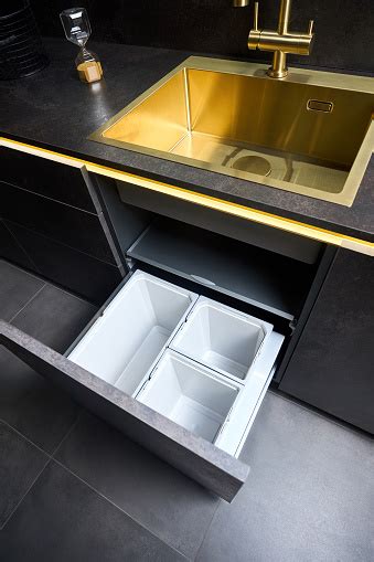 주방 쓰레기통 캐비닛 황금 세면대와 수도꼭지 검은 유리 석기 탑테이블 현대적인 평면 디자인 아래에 쓰레기통 분리 쓰레기 수거를