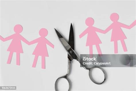깨진된 여자는 흰색 배경깨진 여자 개념 간의 관계에가 위 체인 종이 깨짐에 대한 스톡 사진 및 기타 이미지 깨짐 우정