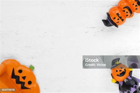할로윈 축제 플랫 누워 머리 인형 호박의 상위 뷰 그런 지 흰색 나무 배경에 유령 유령 텍스트에 대 한 공간을 복사 합니다 가을에 대한 스톡 사진 및 기타 이미지 Istock