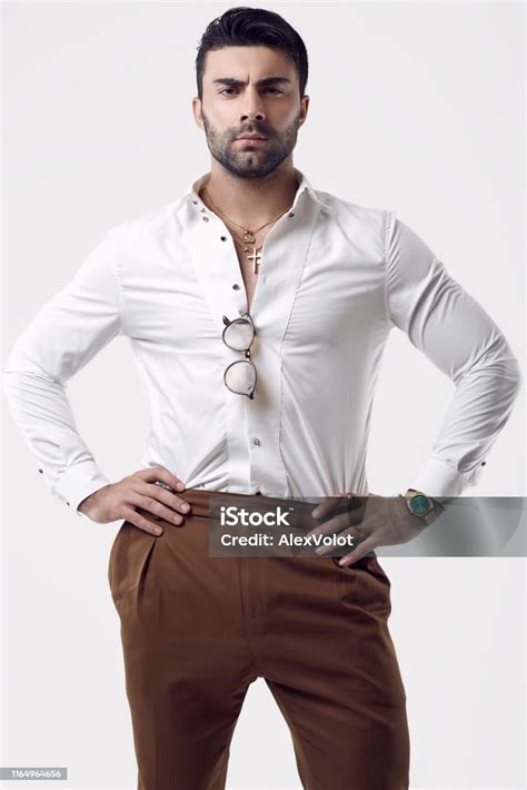 흰색 셔츠와 선글라스에 아름다운 잔인한 무두질 사업가 남자에 대한 스톡 사진 및 기타 이미지 남자 선글라스 우아 Istock