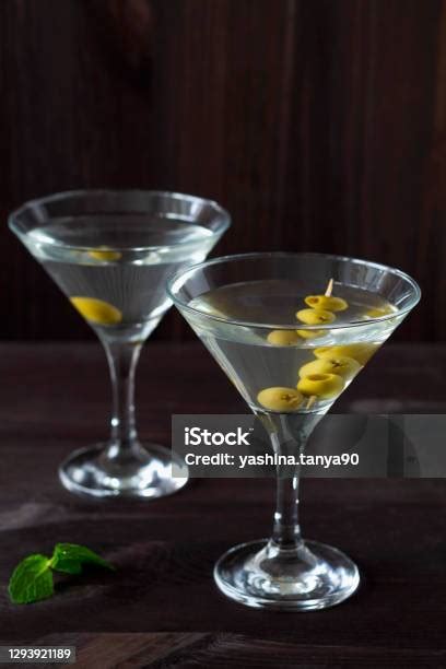 바에서 두 잔 마가리타 칵테일 나무 배경에 올리브와 칵테일의 마티니 안경 블랙 테이블에 마티니와 녹색 민트안경 복사 공간을 복사합니다 알코올 음료 0명에 대한 스톡 사진 및