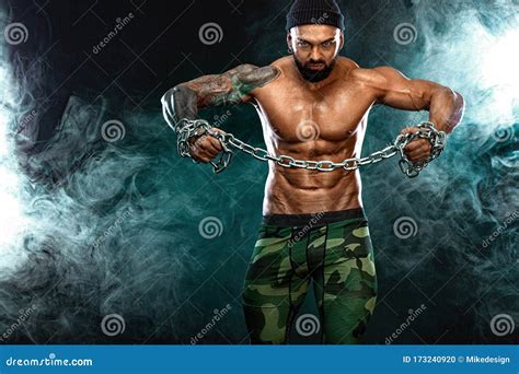 黑色背景灯光烟雾的运动员健美 男装 裸胸残忍男子画像 库存照片 图片 包括有 有吸引力的 健身 成人 173240920