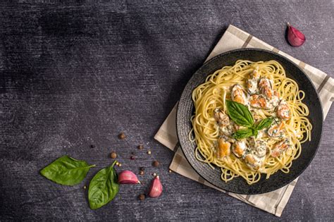 어두운 배경에 홍합의 고기와 맛있는 식욕을 돋우는 스파게티 이탈리아 음식 공간을 복사합니다 맨 위 보기 0명에 대한 스톡 사진