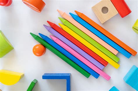 흰 종이에 나무 어린이 장난감 교육 장난감 블록 피라미드 연필 무지개 유치원 유치원 또는 보육원을위한 장난감 텍스트 공간을 복사합니다 위쪽 보기 0명에 대한 스톡 사진 및