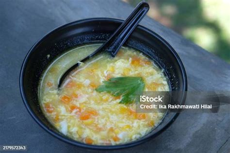 검은 그릇에 담긴 옥수수 수프 솝 자궁 단 옥수수 닭고기 당근 셀러리 계란 향신료 건강한 식생활에 대한 스톡 사진 및 기타 이미지 Istock