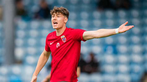 Sammenligner Strand Larsen med Haaland