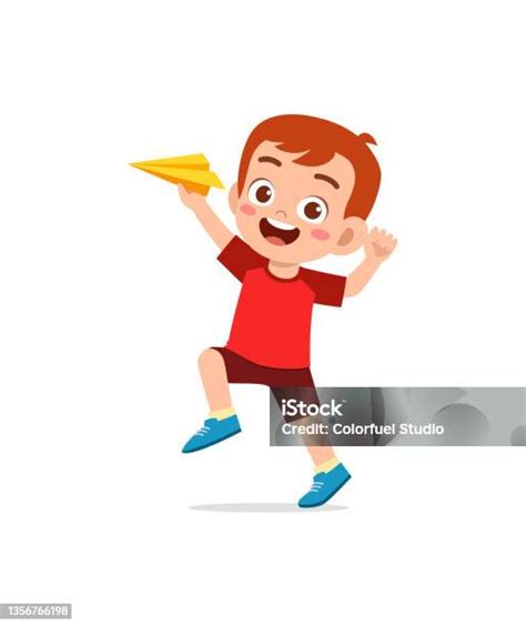 귀여운 어린 소년은 종이 비행기를 재생하고 행복을 느낀다 귀여운에 대한 스톡 벡터 아트 및 기타 이미지 귀여운 날기 놀기 Istock