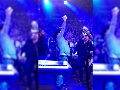 朱利昂·阿尔瓦雷斯的有趣视频显然是在音乐会中间喝醉的 Infobae