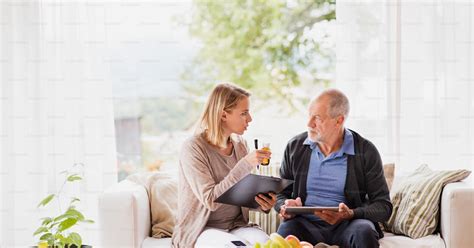 가정 방문 중 건강 방문자 및 노인 여성 간호사 또는 의사가 태블릿에 검사 결과를 보여줍니다 사진 Unsplash의 컴퓨터 이미지