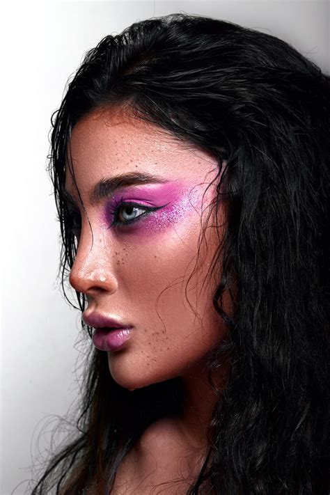 강렬한 시선 검은 머리 고 대비 긴 머리 나타내는 눈 화장 드라마틱한 매혹적인 메이크업 모델링 보라색 립스틱 블랙 아이라이너 사진 촬영 상세한 생기