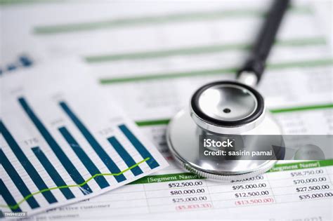 청진 기 차트 및 그래프 스프레드 시트 종이 금융 계정 통계 투자 분석 연구 데이터 경제 스프레드 시트 및 비즈니스 회사 개념