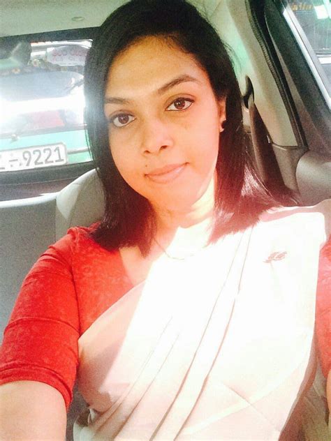 Sri Lankan Office Working Cutie In Saree With A Perfect Body Leaked