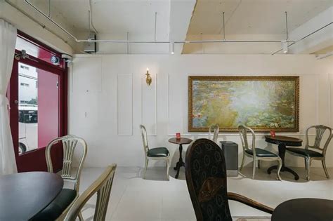 버건디 어닝 외관과 앤틱한 내부 19평 빈티지 앤티크 카페 인테리어 울산 남구 달동