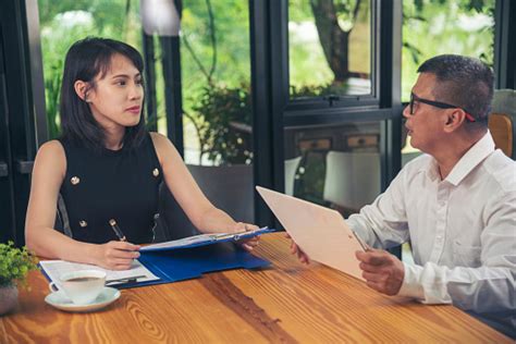 비즈니스 전략 팀 보고서 차트 그래프 인포그래픽 데이터는 재무 보고서 계획을 분석합니다 핸즈 팀 파트너 기획 마케팅 금융 통계 판매 보고서 와 엑셀 스프레드 시트 계정 2