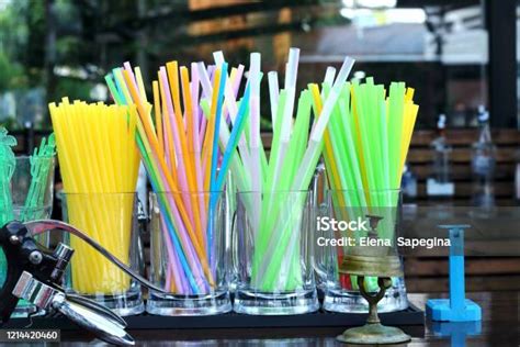 레스토랑 바에서 플라스틱 마시는 생생한 빨대 빨대에 대한 스톡 사진 및 기타 이미지 빨대 플라스틱 밀짚 Istock