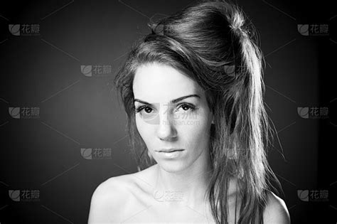 年轻的裸体女孩