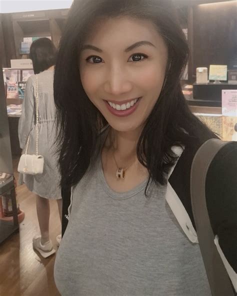 中午休息 去逛逛書局 我喜歡聞書的味道 我喜歡手摸紙張的觸感 電子書很棒 但是 還是讓我 感覺 自己還是在使用3C