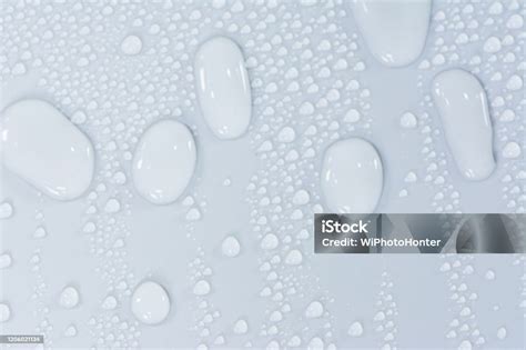 검은 색 톤 배경에 물 방울을 닫습니다 플라스틱 Pvc 표면 이나 그런 지에 거품추상 흰색 회색 젖은 질감 사실적인 순수한