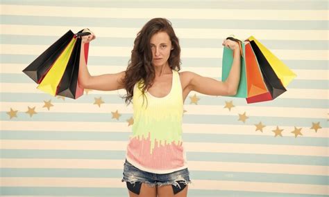 Chica Adicta A Las Compras Fuerte Sostenga Bolsas De Compras Hermosa Chica Adicta A Las Compras