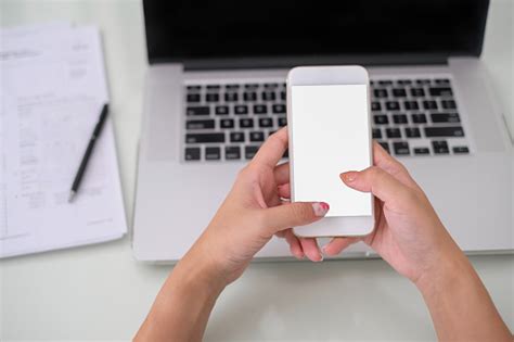 사무실에서 테이크 아웃 점심을 주문 하는 인식 할 수없는 비즈니스 여성 30 39세에 대한 스톡 사진 및 기타 이미지 30 39세 Brand Name Online