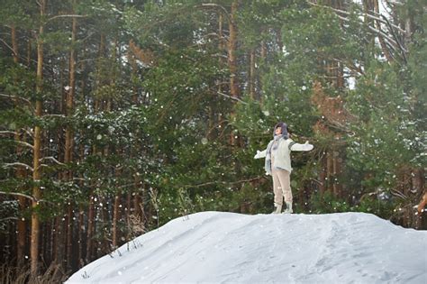 겨울 숲에서 산책에 흰색 재킷과 모피 모자를 입은 젊은 여성 겨울에 대한 스톡 사진 및 기타 이미지 겨울 경관 계절 Istock