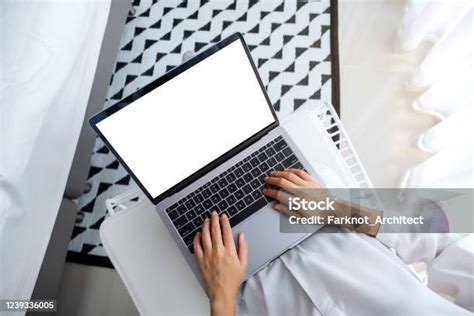 집에서 침실에 앉아있는 동안 빈 화면으로 노트북 컴퓨터에서 일하고 입력하는 여성 가정의 방에 대한 스톡 사진 및 기타 이미지 가정의 방 개념 공란 Istock