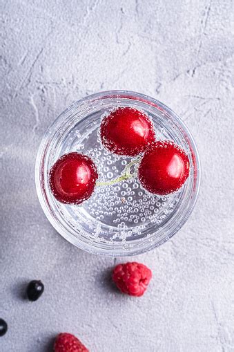 체리 라즈베리 건포도 베리를 투명한 유리로 한 신선한 차가운 탄산수 음료 여름 다이어트 음료 탑 뷰 매크로 베리류에 대한 스톡 사진 및 기타 이미지 Istock