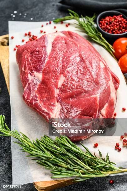 나무 도마에 잘라 원시 브리스킷 쇠고기 블랙 앵거스 쇠고기 검은 색 배경 위쪽 보기 0명에 대한 스톡 사진 및 기타 이미지 0명 검은색 고기 Istock