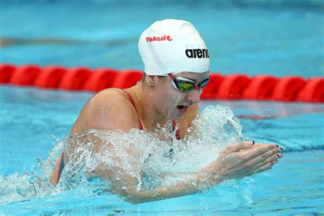 American Swimmer Kate Douglass Ts Her Gold Medal To A Volunteer At 2022 Short Course World