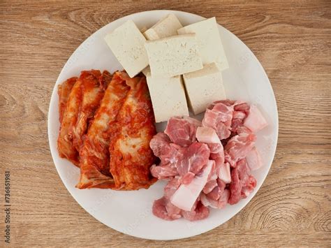 Stockfoto 신선한 돼지고기와 두부 그리고 김치 음식재료 Adobe Stock