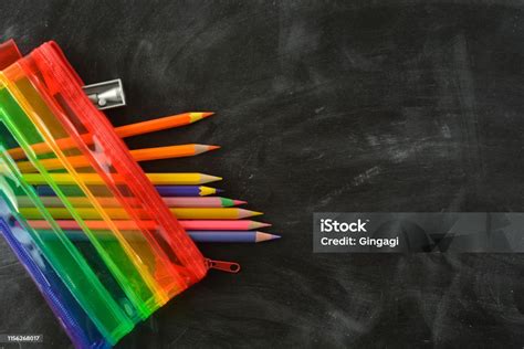 학교로 돌아갑니다 무지개 연필 케이스와 학생용 학용품 검은 색 배경입니다 공간을 복사합니다 가방에 대한 스톡 사진 및 기타