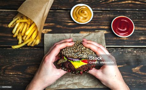 신선한 맛 있는 햄버거와 감자 튀김 소스 및 음료 나무 테이블 평면도 0명에 대한 스톡 사진 및 기타 이미지 0명 고기 굽기 Istock