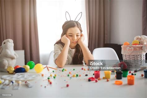 화가 소녀는 부활절을 준비 합니다 그녀는과 자와 화려한 장식의 전체 테이블에 앉아 있다 방에 혼자 여자 슬 프 고 화가 부활제에 대한 스톡 사진 및 기타 이미지 Istock