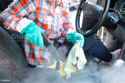 증기 발생기와 걸레로 자동차 내부를 청소하는 젊은 백인 여성 밝은 피부 톤에 대한 스톡 사진 및 기타 이미지 밝은 피부 톤 백인종 부분의 Istock