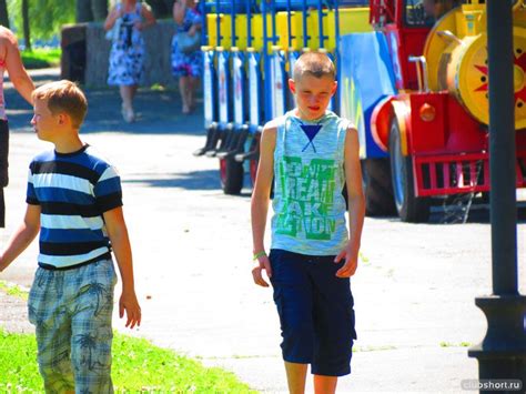 Фото мальчика в длинных шортах Шорты фото