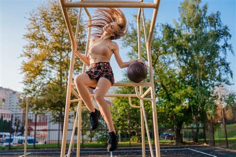 무료 이미지 여자들 레이디 모델 사진술 벽지 아시아 사람 하늘 식물 나무 대퇴골 여가 잔디 장난 인간의 다리 휴양 무릎 스포츠 밸런스