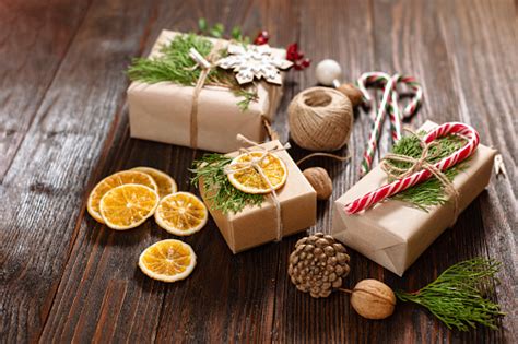 크리스마스와 제로 웨이스트 나무 배경에 친환경 포장 선물 에코 크리스마스 휴가 개념입니다 지속 가능한 크리스마스 위 View 0명에 대한 스톡 사진 및 기타 이미지 Istock