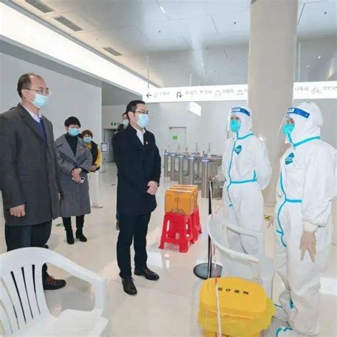 大年初一，南湖区委副书记、代区长陈群伟看望慰问一线值班工作人员防控群众春运