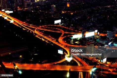 방콕 태국에서 표현 방법 및 사인 보드와 함께 밤에 있는 도시 거리에 대한 스톡 사진 및 기타 이미지 거리 건축 고가 도로 도로 교차로 Istock