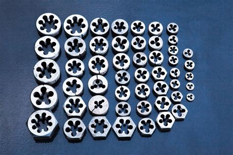 Filières De Filetage De Boulons Nombreuses Matrices De Tailles Différentes Outil Manuel Pour