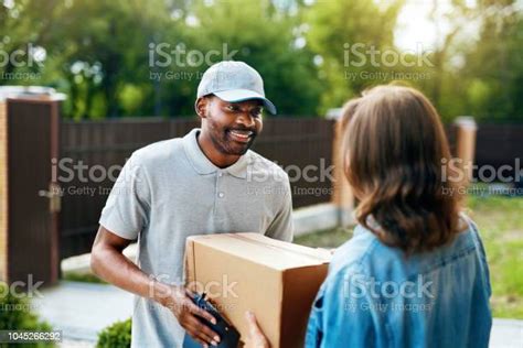 패키지 제공입니다 여자에 게 상자를 제공 하는 배달 남자 2명에 대한 스톡 사진 및 기타 이미지 2명 고객 남자 Istock