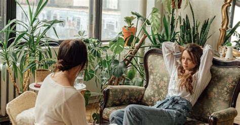 실내 가구 갈라진 거실 건강 결혼 한 커플 결혼한 균형 그림 대화 돌보다 두 사람 로프트 마차 말하는 문제 벽난로 분리 분석 사람