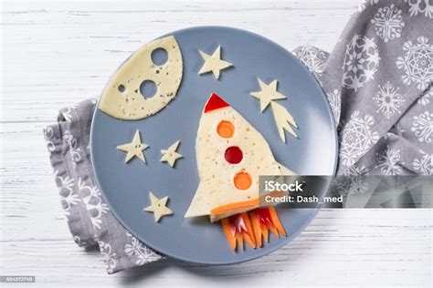 로켓과 별 재미 있는 샌드위치 만든 치즈 당근 파프리카 아이 생각에 대 한 식사 달 하늘에 대한 스톡 사진 및 기타 이미지 달 하늘 로켓 샌드위치 음식 Istock